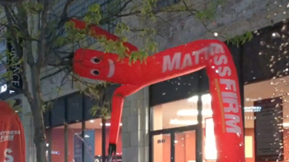 Este boneco insuflável dança melhor do que muitos seres humanos! - Buzz ...