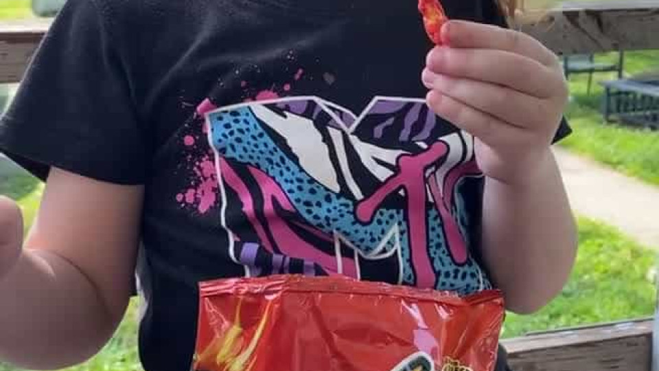 Grimacing Girl Says She Likes Spicy Cheetos - Buzz Videos
