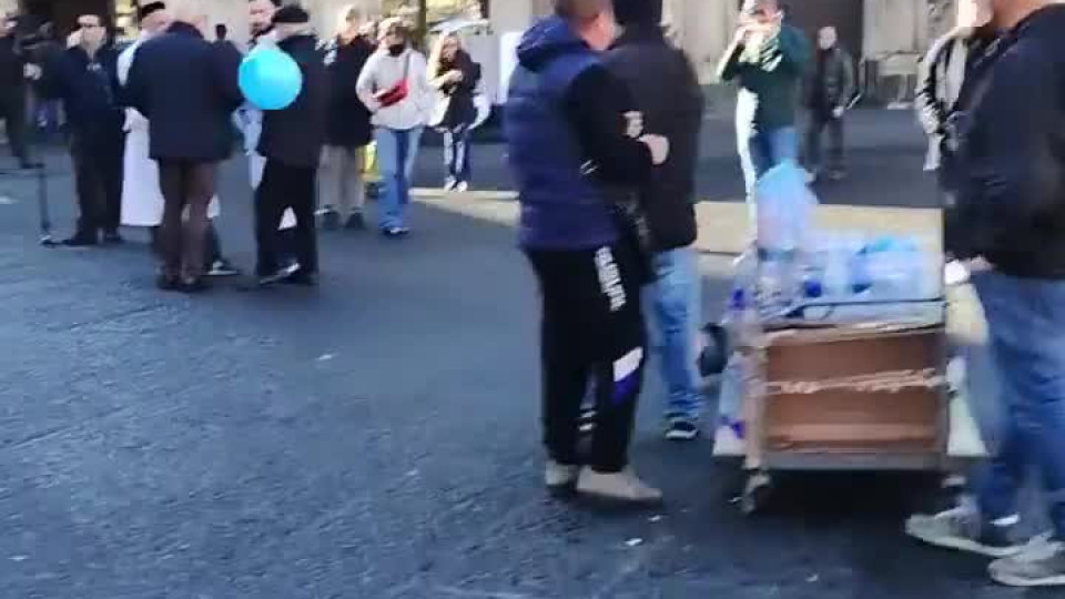 Bumping Around a Balloon - Buzz Videos