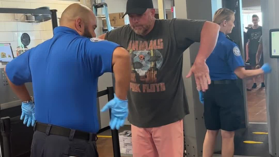 TSA Agent Makes Man Do the Robot - Buzz Videos