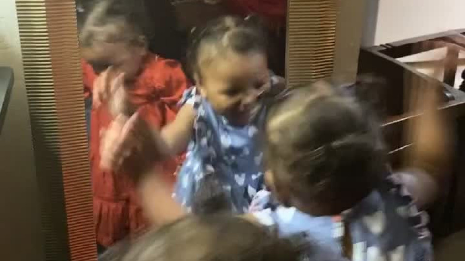 Twin Sisters Realize They Look Alike - Buzz Videos