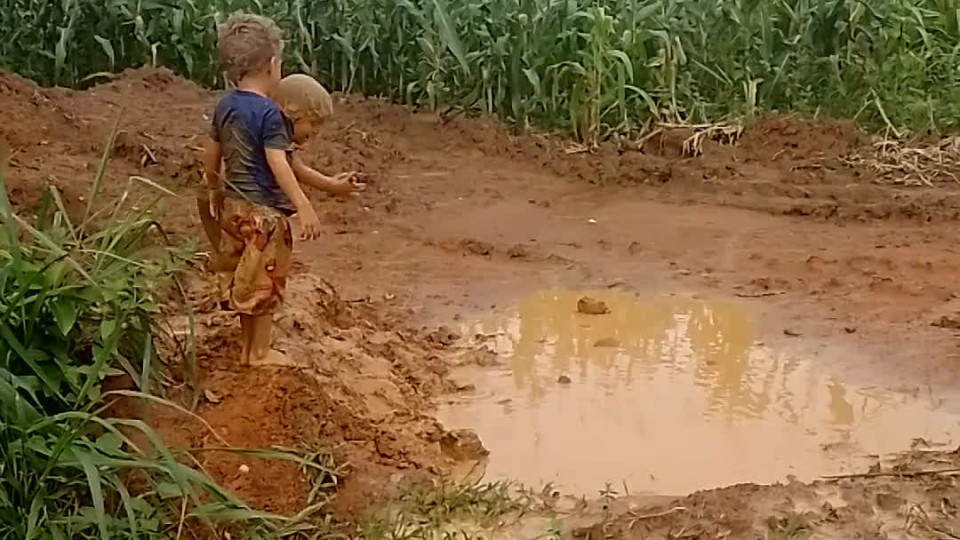 Boys Jump Into Mud Puddle - Buzz Videos