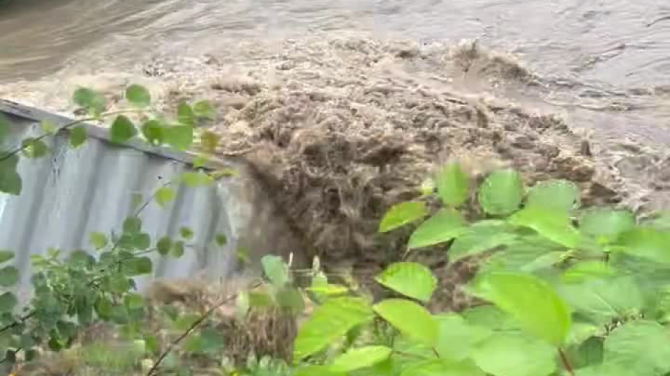 Vermont Floods Destroy Shipping Container - Buzz Videos