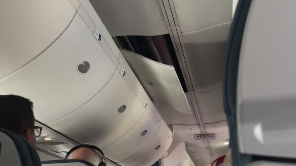 Ceiling Panel Fail On Airplane - Buzz Videos