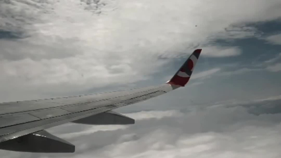 Airplane Engine Explodes Mid-flight - Buzz Videos