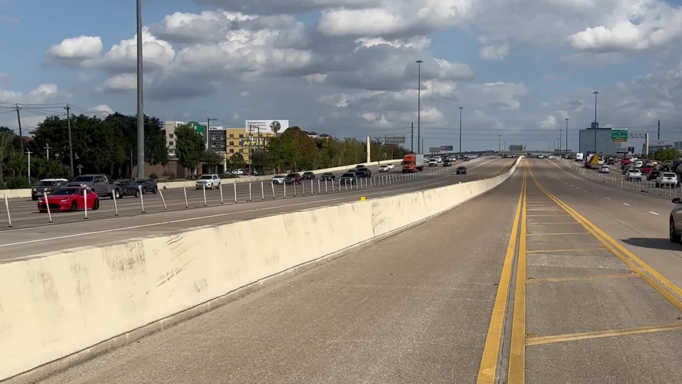 Semi-Truck Leads Police on High-Speed Chase in Houston - Buzz Videos