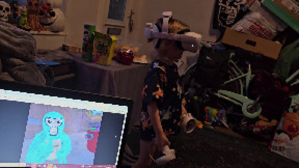 4-Year-Old's First Time VR Fail - Buzz Videos